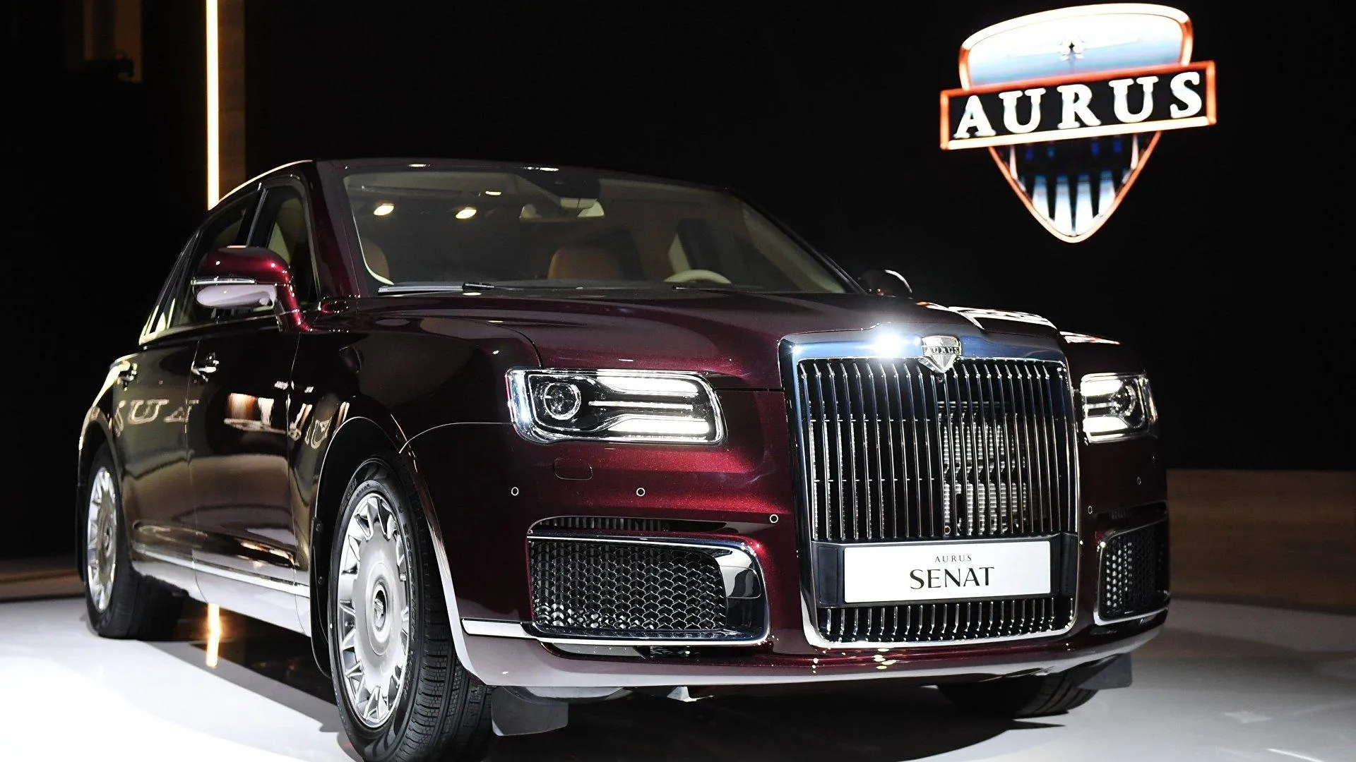 Ледяная глыба пробила припаркованный на московской улице Aurus Senat за 40 млн рублей | 360°