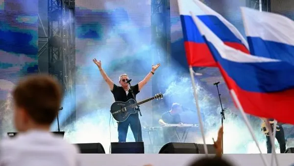 «Давно пора было это сделать». Лидер группы «7Б» пообещал спеть на ...